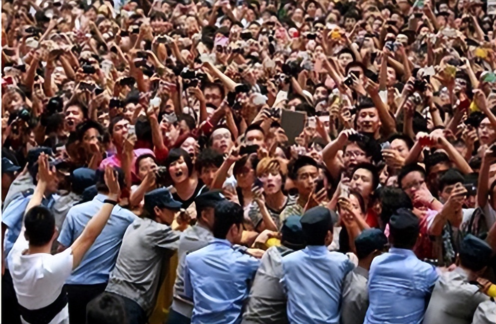 TFBOYS fans are so crazy, posters are put up in the high-speed rail car ...