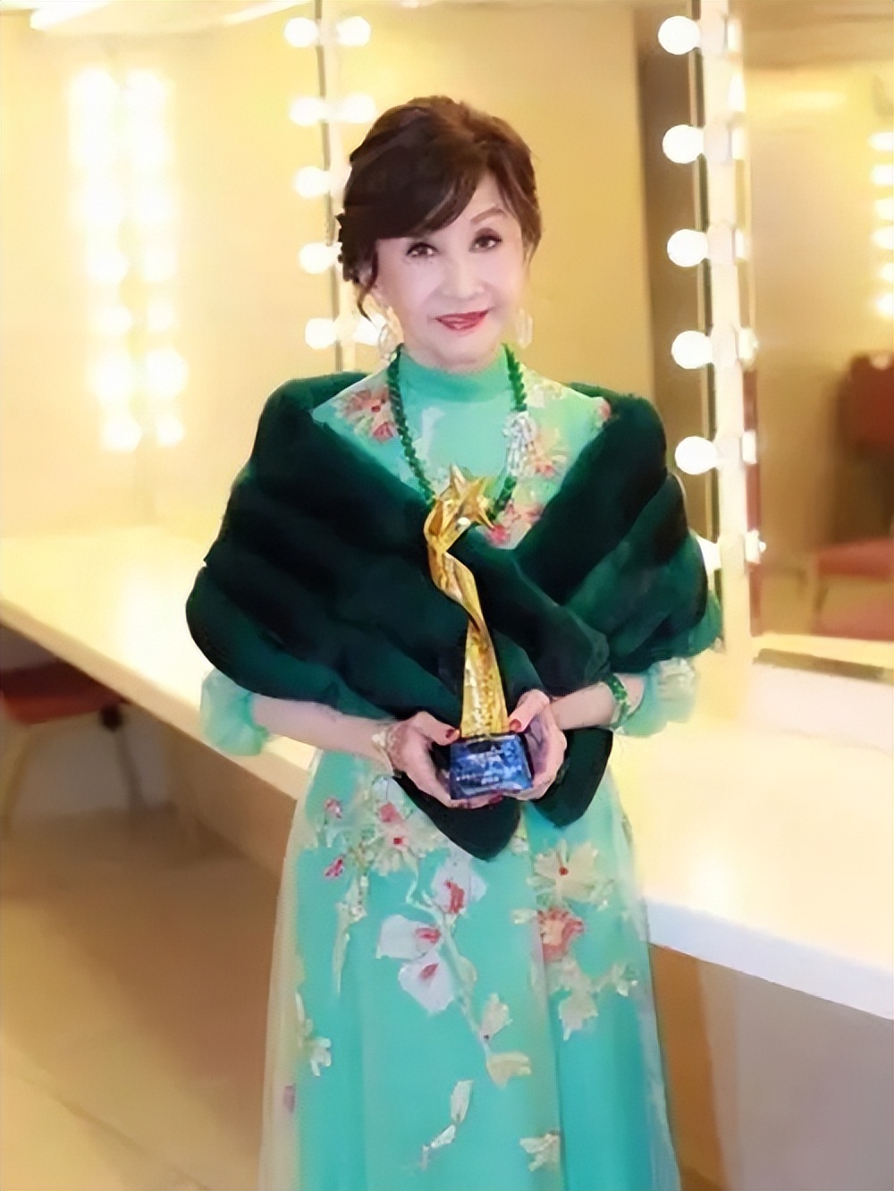 Zheng Mingming, the founder of China's modern beauty, witnesses the glory of China's beauty ...