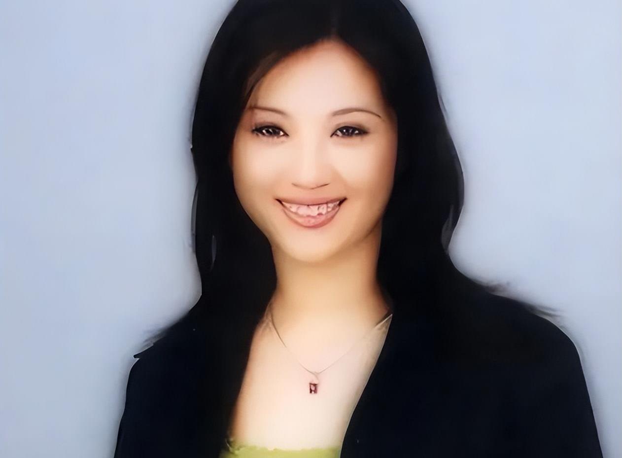 She is Zhu Jun's partner and is known as the most beautiful host. She ...