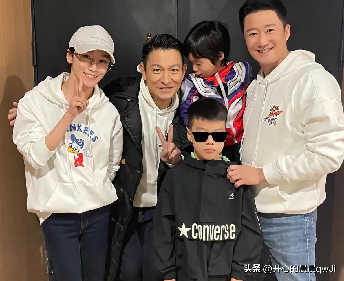 Wu Jing's family took a photo with Andy Lau, so happy, Wu's second ...