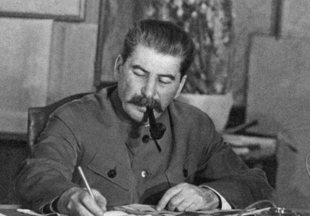This person slapped Stalin at the meeting, grabbed the pipe and smashed ...