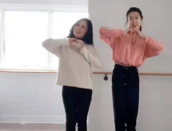 60-year-old Wu Qiong and her 15-year-old husband have a big banquet!For the daughter's adult ...