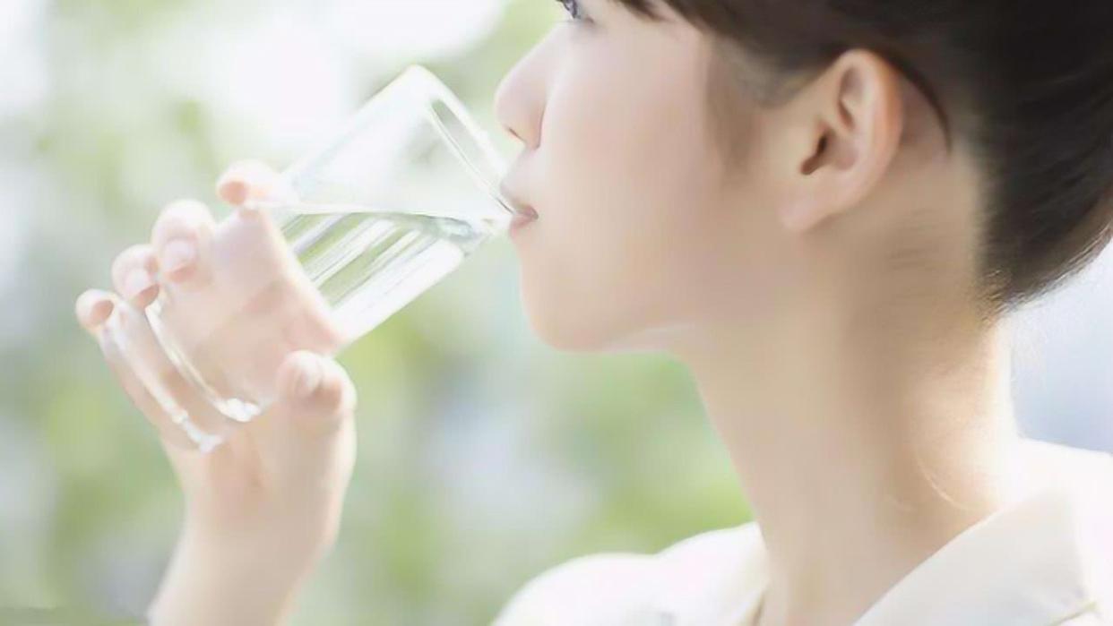 Drinking water on an empty stomach in the morning is more harmful than ...