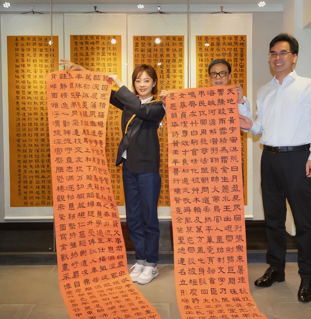 Sun Li Suyan participated in the children's charity sale. She was ...