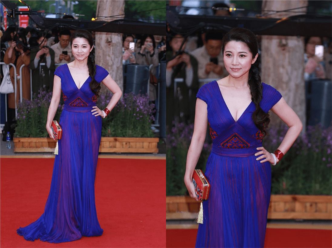 Yan Bingyan's charm remains undiminished. Although she has a fat figure, her thin waist and ...