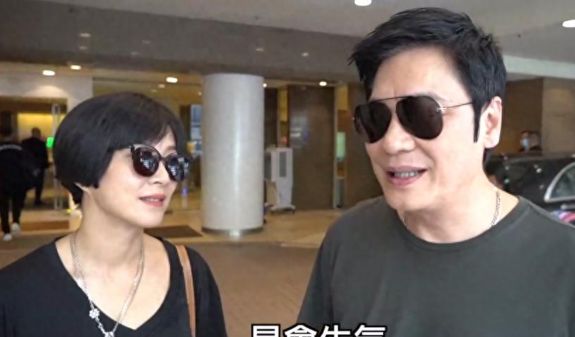 Luo Jialiang and his second wife returned to Hong Kong to visit ...