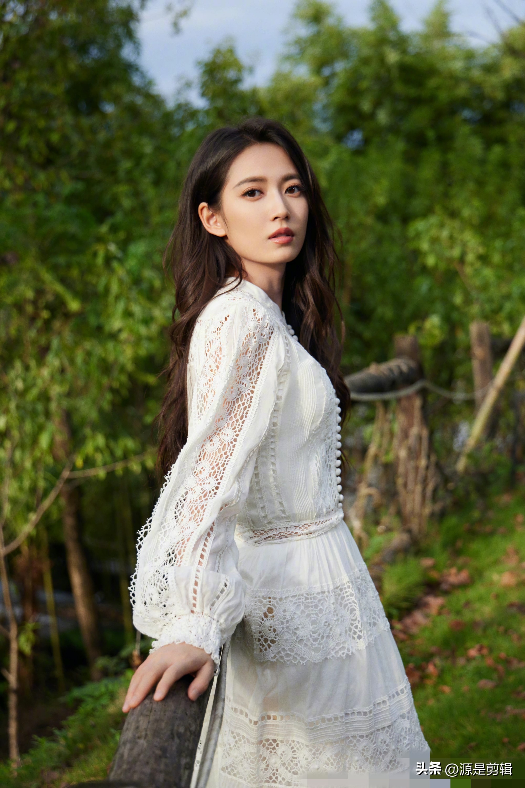 Appreciation of cute and charming photos of Chen Yuqi in a white dress ...