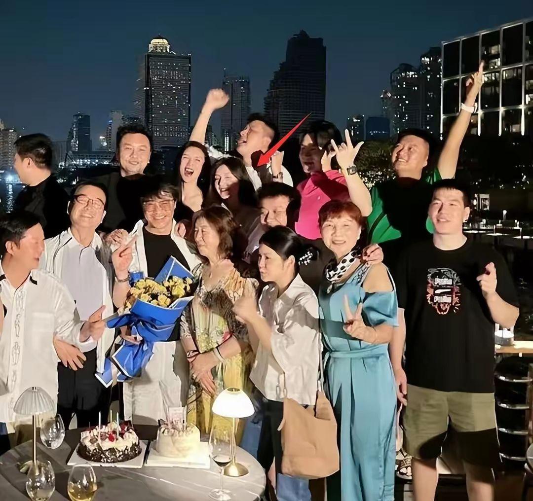 Chen Sicheng goes shopping with his new girlfriend, the details are all pampered, this time he ...