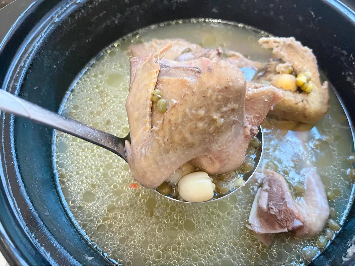 The dog days are approaching, drink a bowl of mung bean and pigeon soup ...