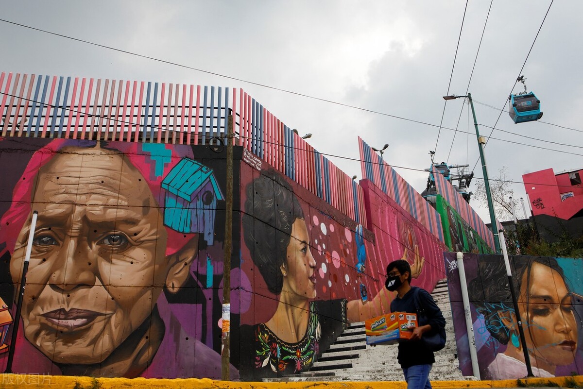 You can't imagine what the street graffiti in Mexico has reached - iNEWS
