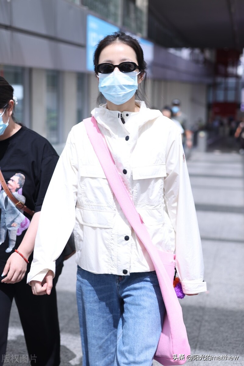 Zhou Yutong appeared at Beijing Airport, wearing a white jacket and ...