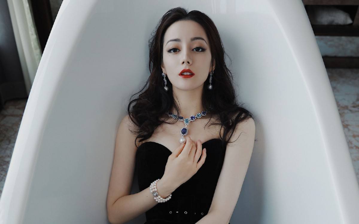 Small gossip: Di Lieba, Zhao Yingzi, Qiao Xin, Ren Jialun, Yang Zi, Qi ...