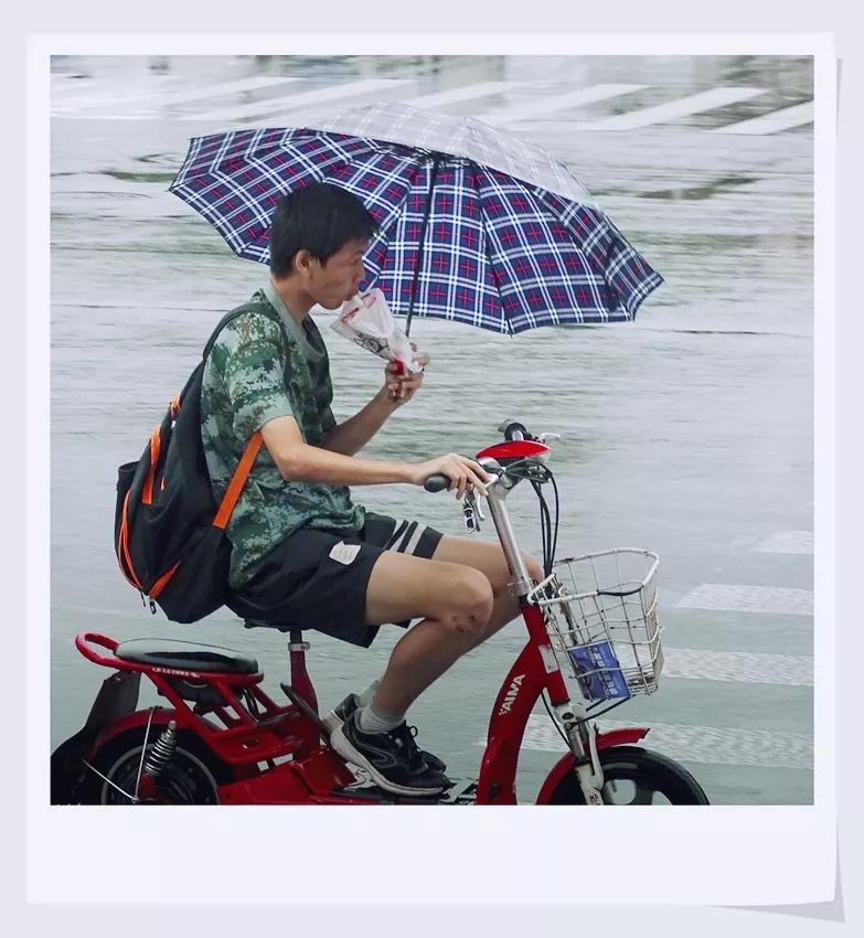 When shooting portraits in rainy scenery, you should feel your feelings ...