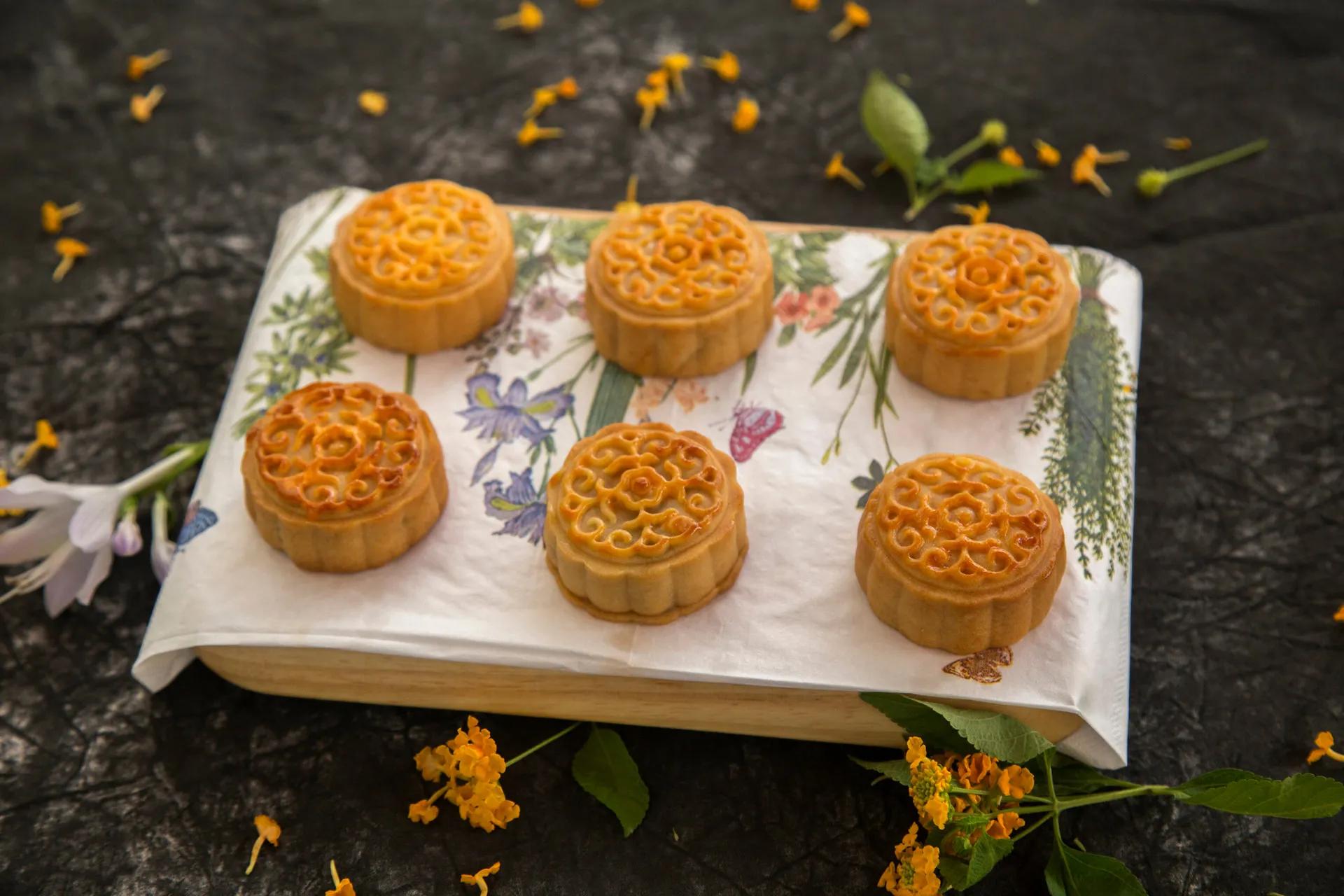 Why do we eat moon cakes on Mid-Autumn Festival?Tell me the history and ...