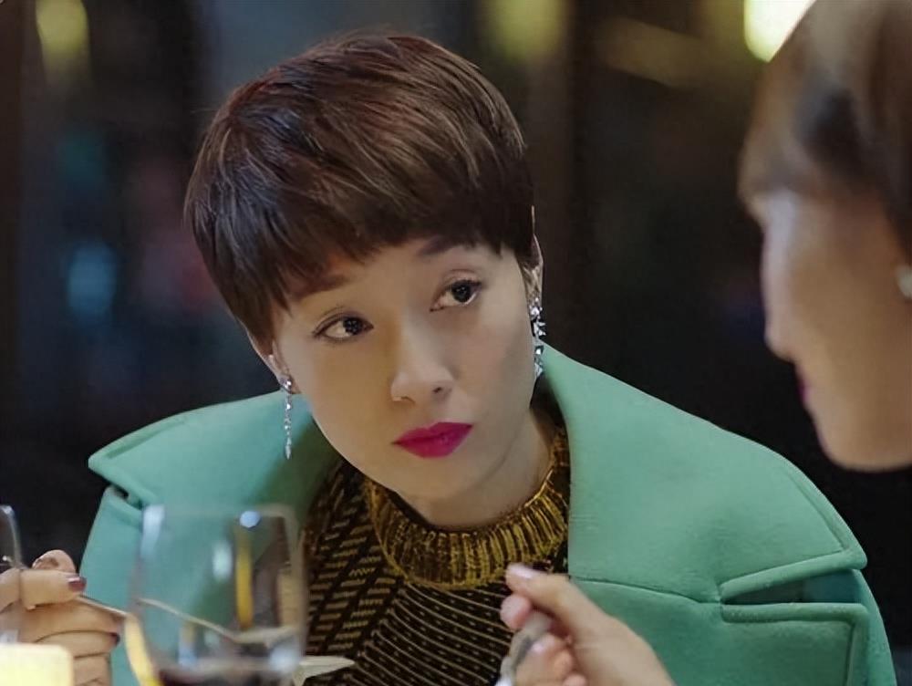 This is how Luo Zijun's dressing style improved in "The First Half of ...