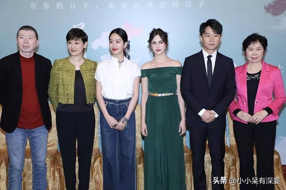 Yang Caiyu, with delicate facial features, shallow dimples, beautiful ...