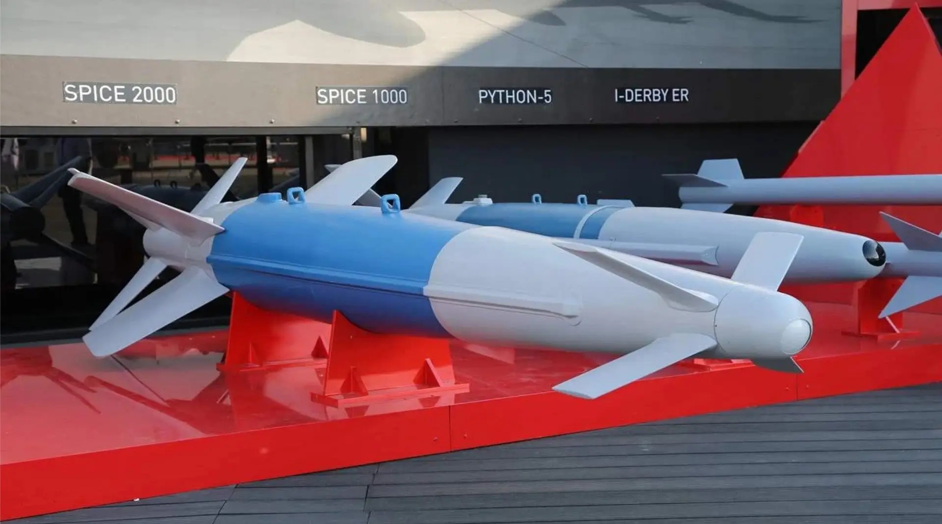 Russian laser-guided artillery shells in the red land, blowing up 15 US ...