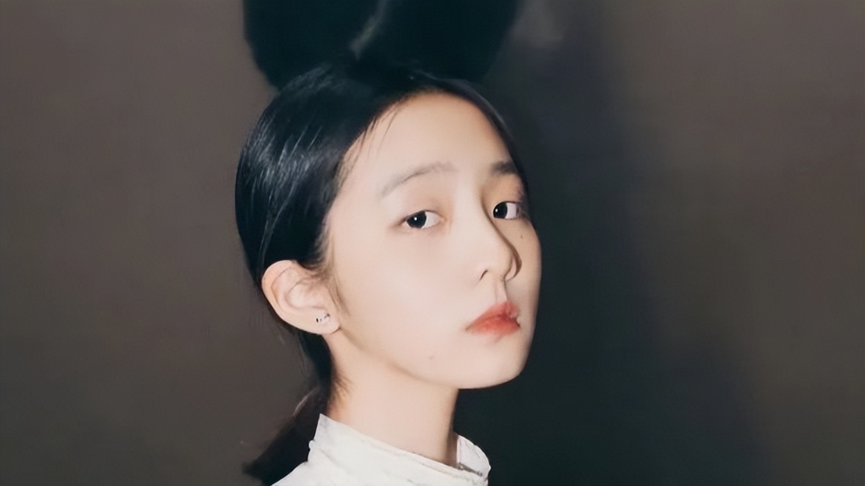 Huang Duoduo showed his face recently, a slim girl, praised by passers ...