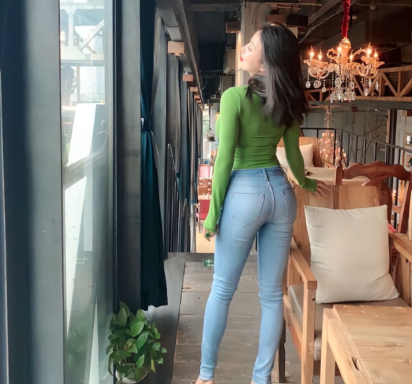 Jiang Pingting is the "beauty in the world", the moment she puts on the jeans, netizens: I love ...