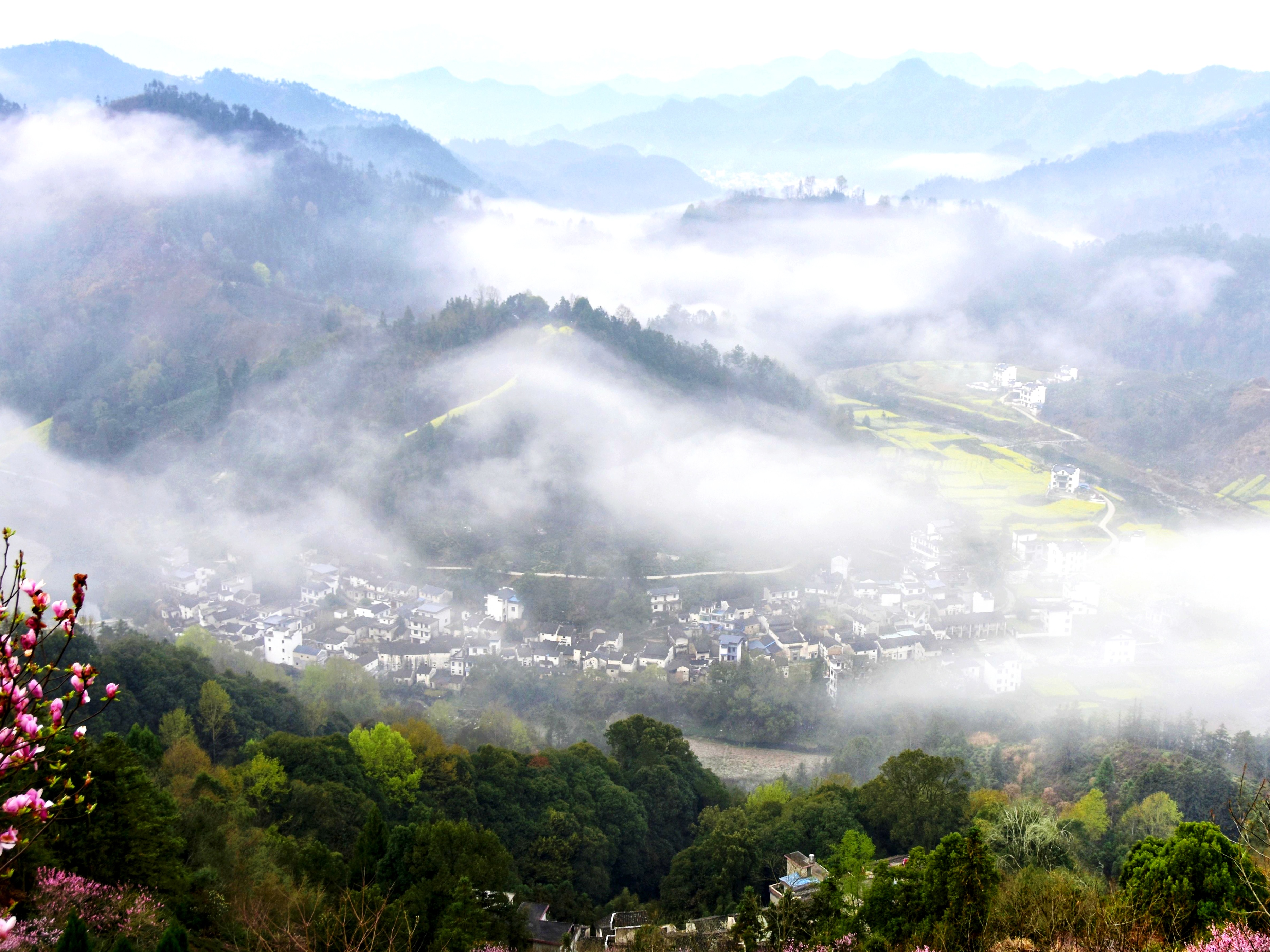 Shitan Village at the foot of Huangshan Mountain, an ancient village ...
