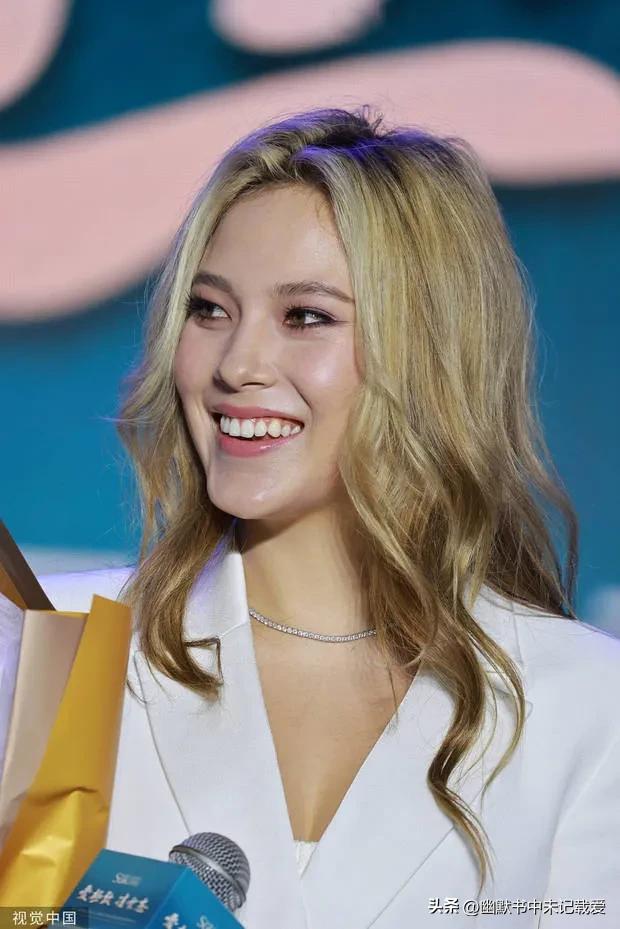 Eileen Gu attended the event in a white suit in an elegant and capable ...