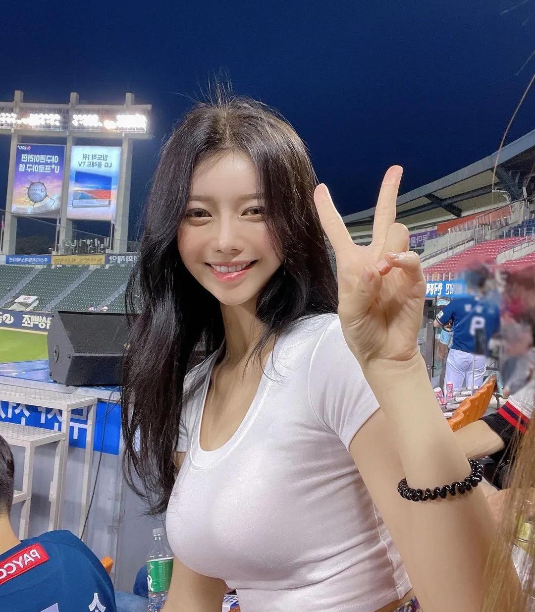 cheerleader lee a young beautiful goddess - iNEWS