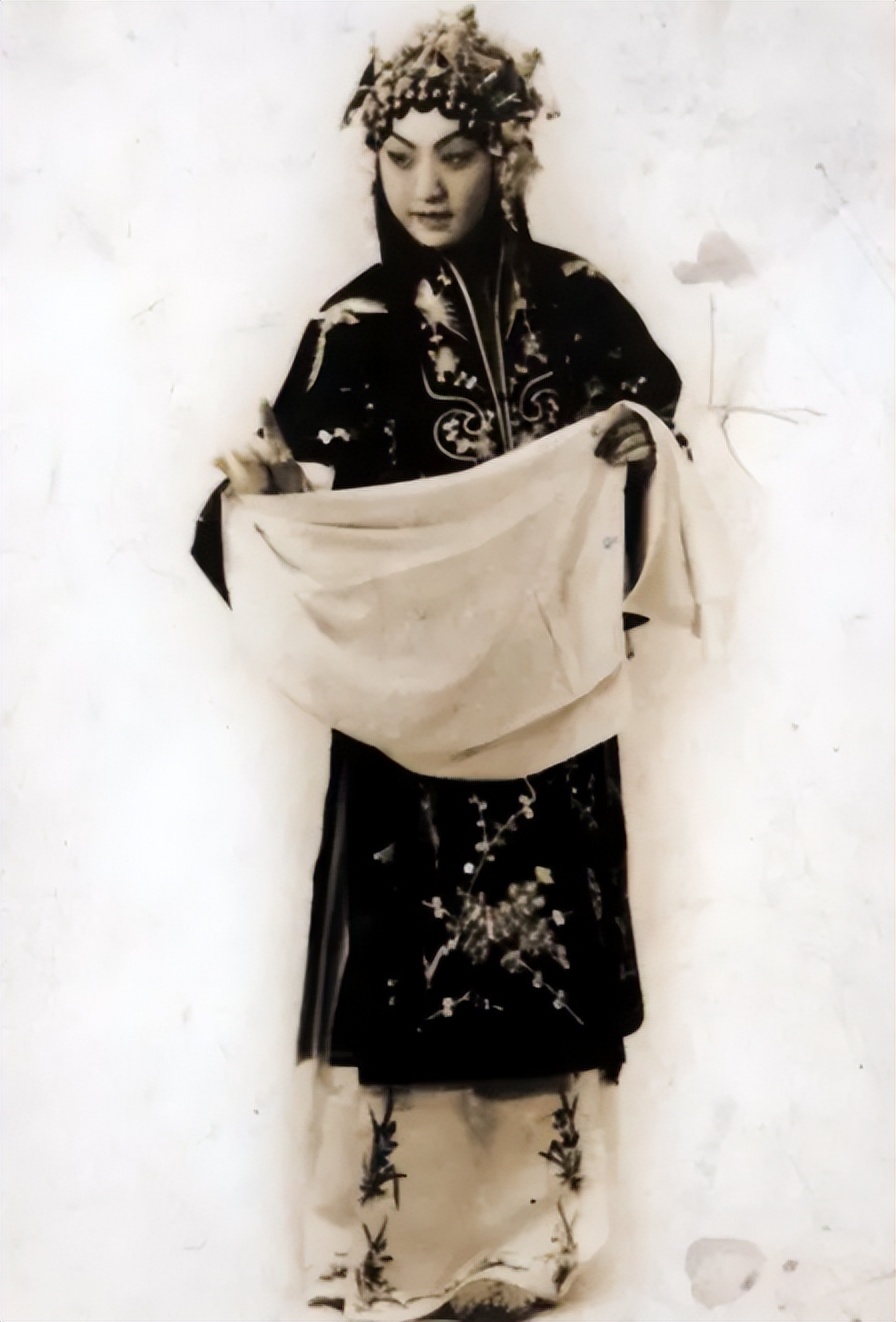 Famous Peking Opera actress Gu Zhengqiu: A loving photo after marriage ...