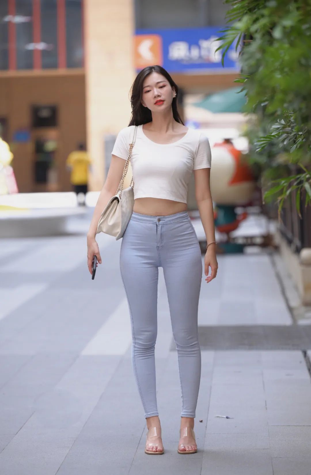 Street photo of skinny jeans, showing tall, thin and long legs - iNEWS