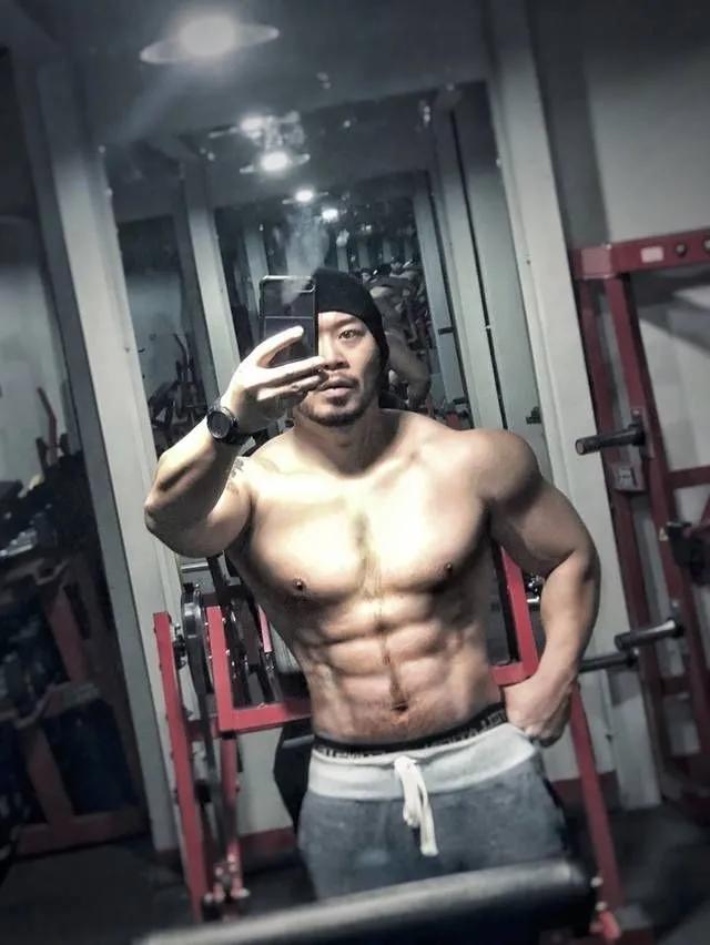 "Special War Glory" Yang Yang is too thin and wears fake shoulder ...