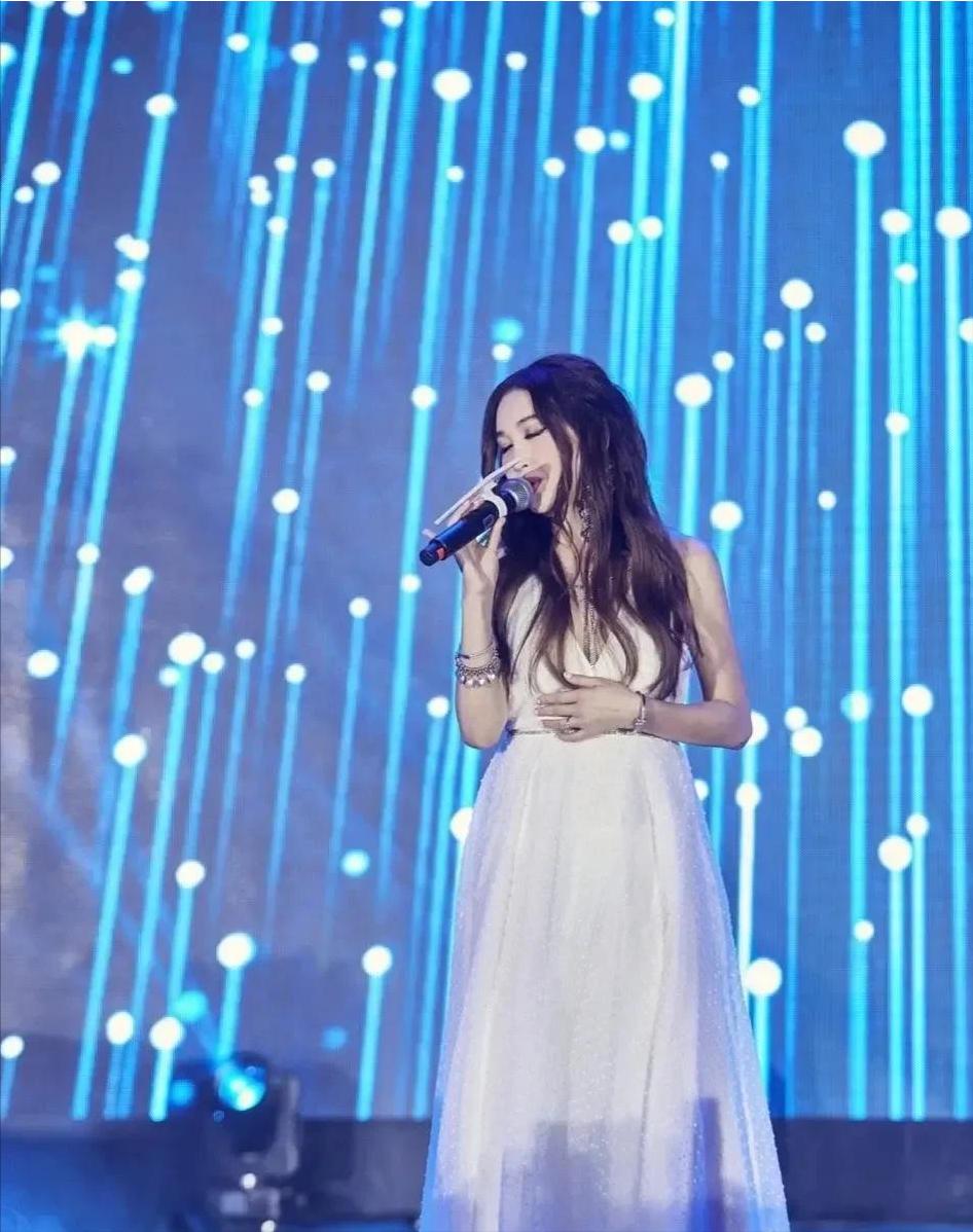 56-year-old Wen Bixia attended the event and went away! Appeared in ...