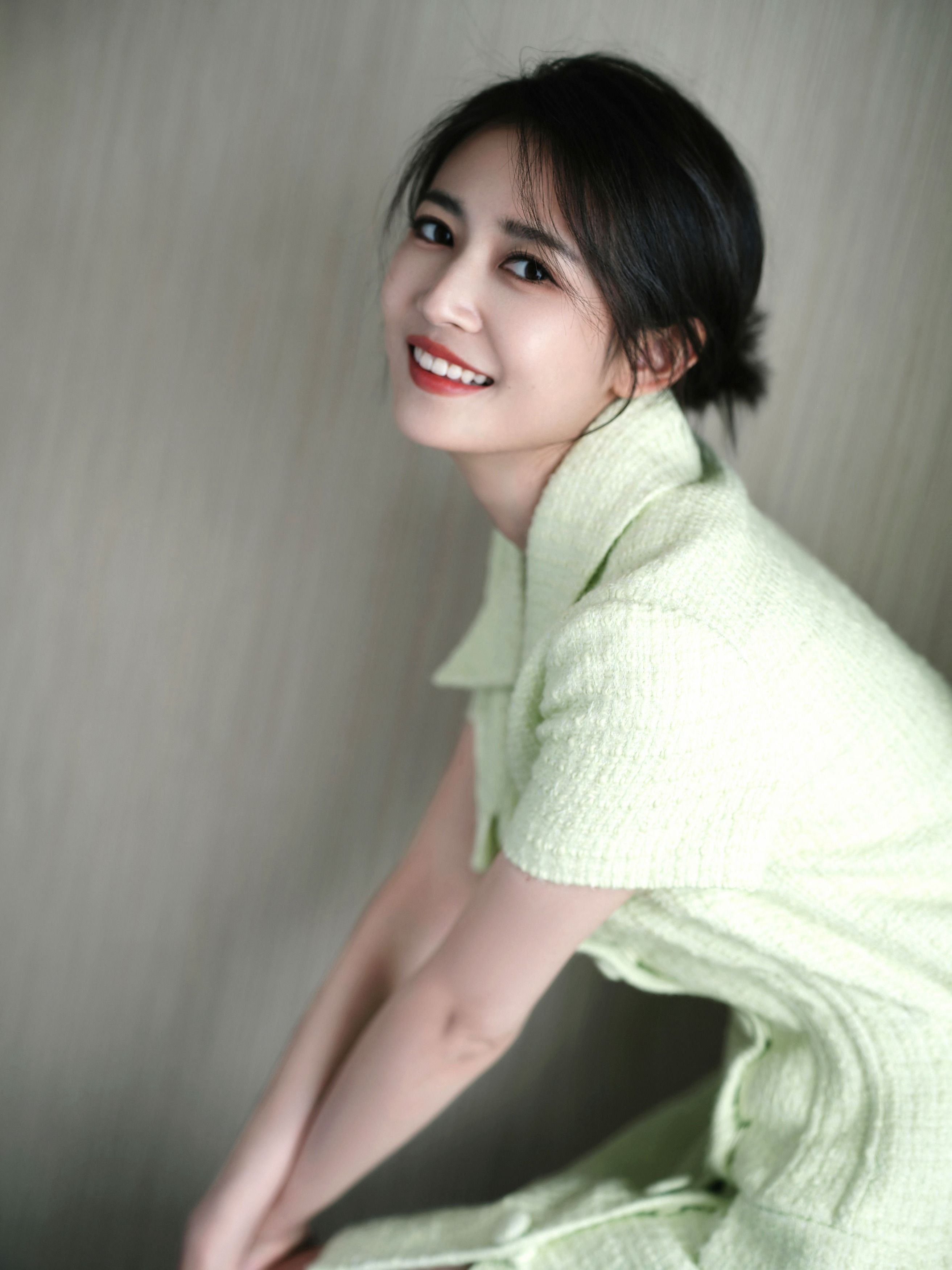 Chen Yuqi green dress sexy legs photo - iNEWS