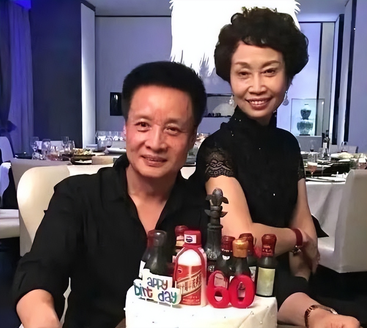 It turns out that she is Yan Weiwen's wife. She looks ordinary but has ...