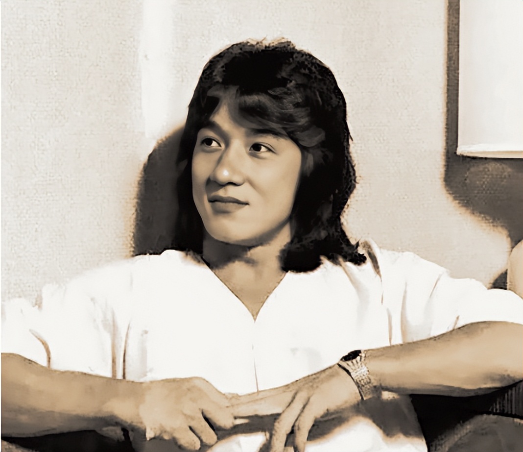 Jackie Chan!Those old photos full of nostalgia, he took pictures with ...