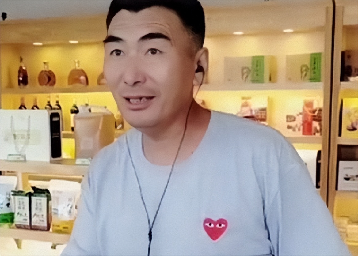 Li Yucheng drove a luxury car and went on a trip with his new lover ...