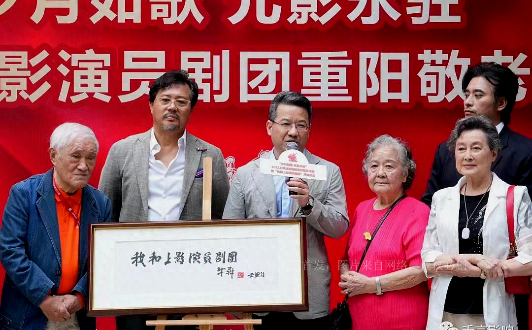Tong Ruixin, the leader of the Shanghai Film Actors Group, together ...