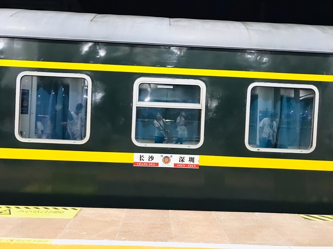 Take the green train from Linxiang to Changsha, a total distance of 190 ...
