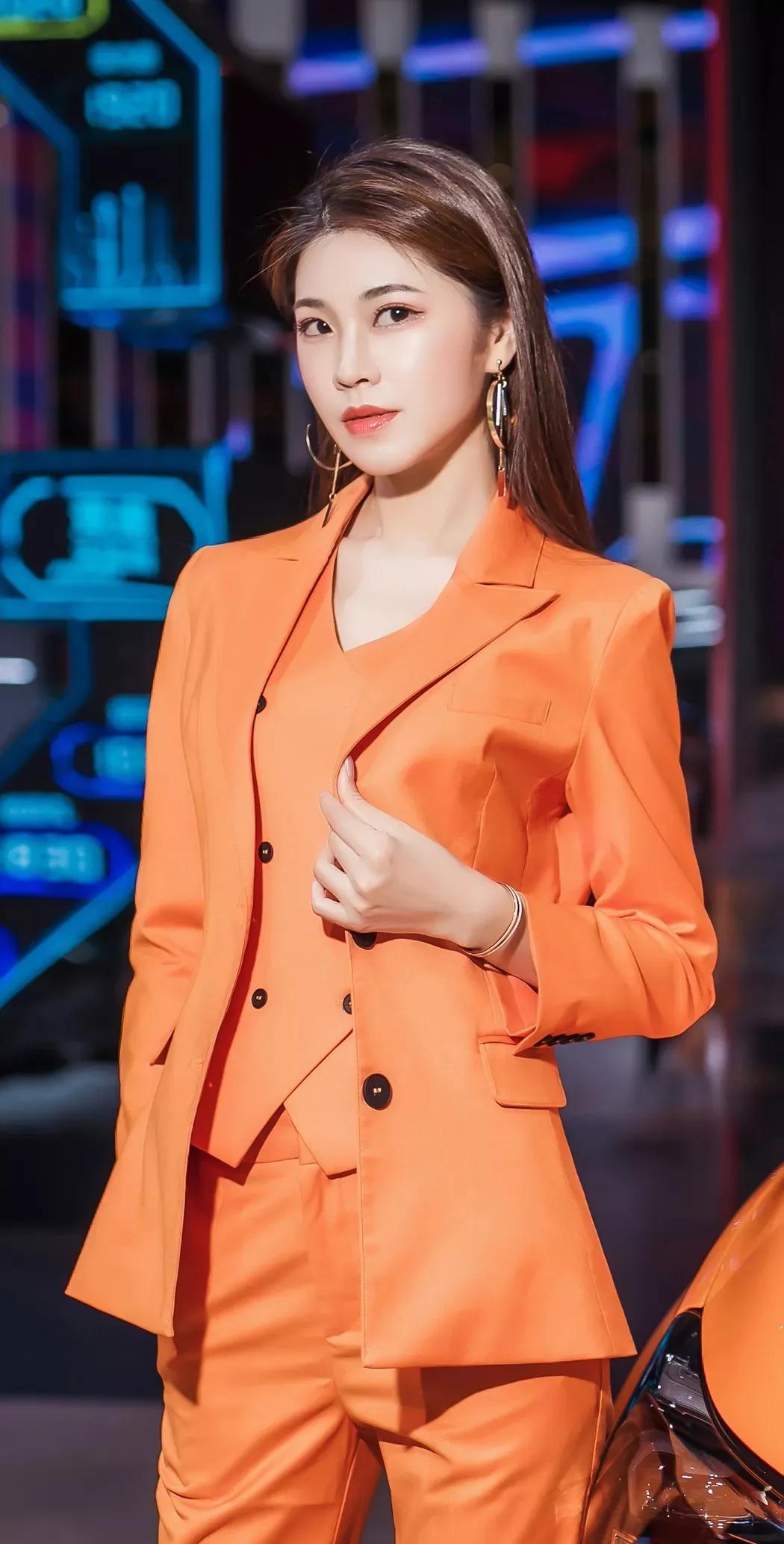 Beautiful women in suits - iNEWS