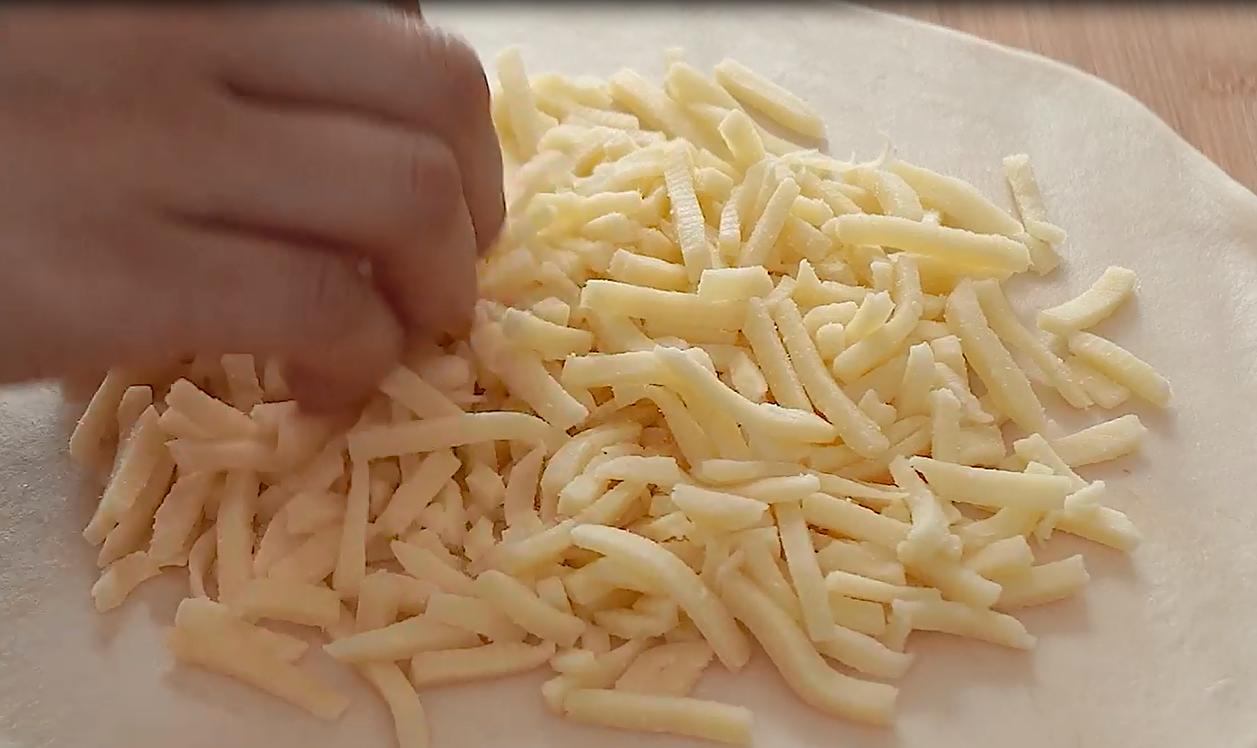 Super long brushed potato cheese bread can be done in one pan, so ...