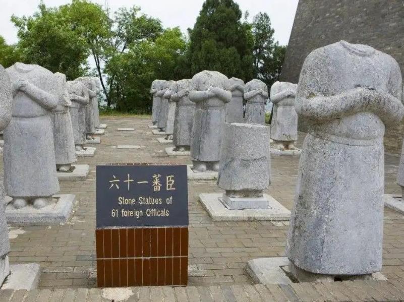 In front of the tomb of Wu Zetian and Li Zhi, there are 61 headless ...