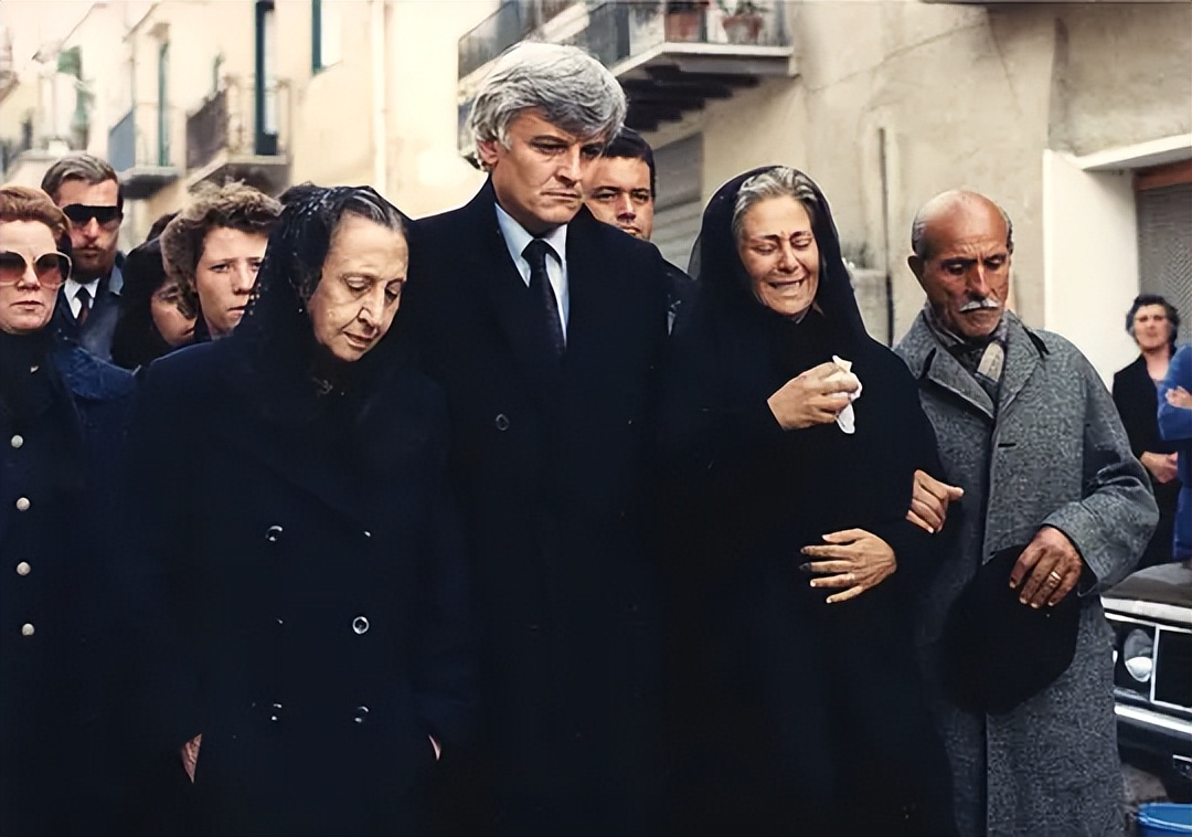 "Paradise Cinema": Everyone is obsessed with one thing, only a lunatic ...