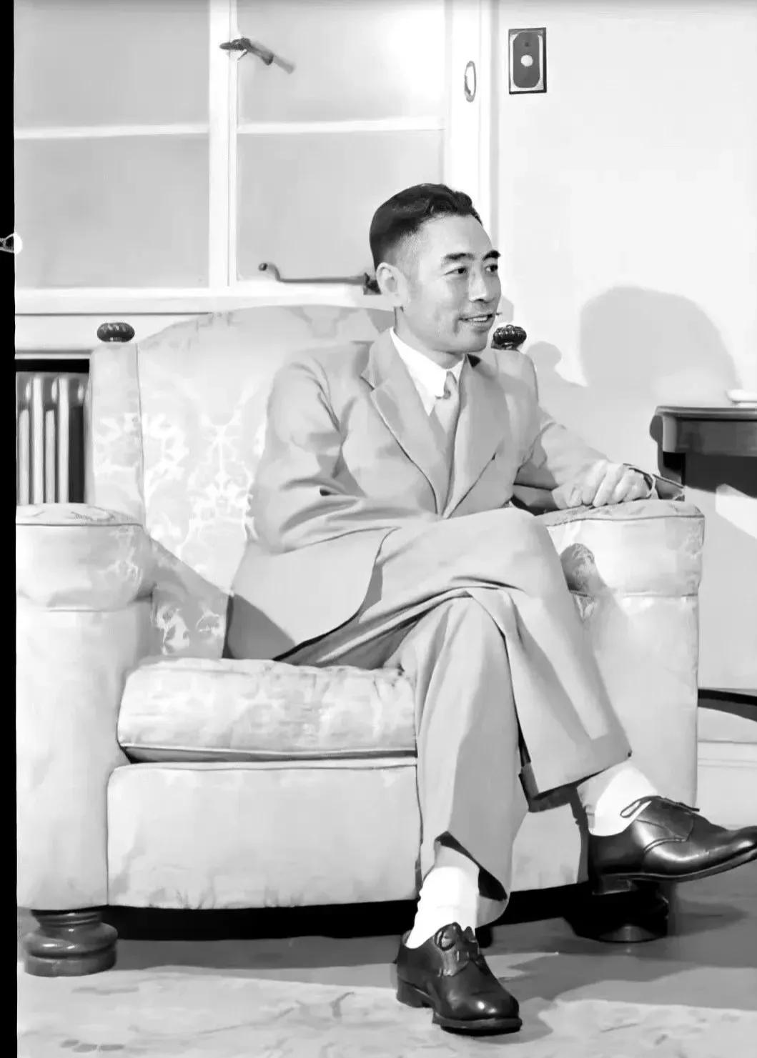 In 1946, a rare photo of Premier Zhou in Meiyuan New Village, with a ...