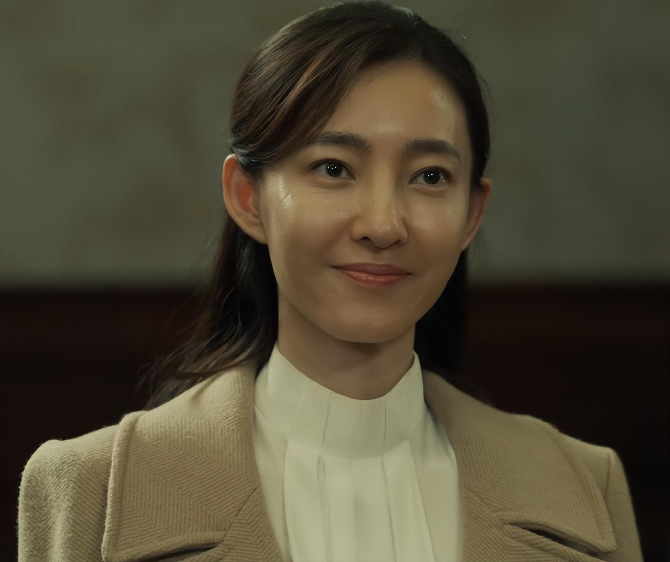 Put on heavy makeup, so don't act awkwardly as a secret agent! These 4 actresses play female ...