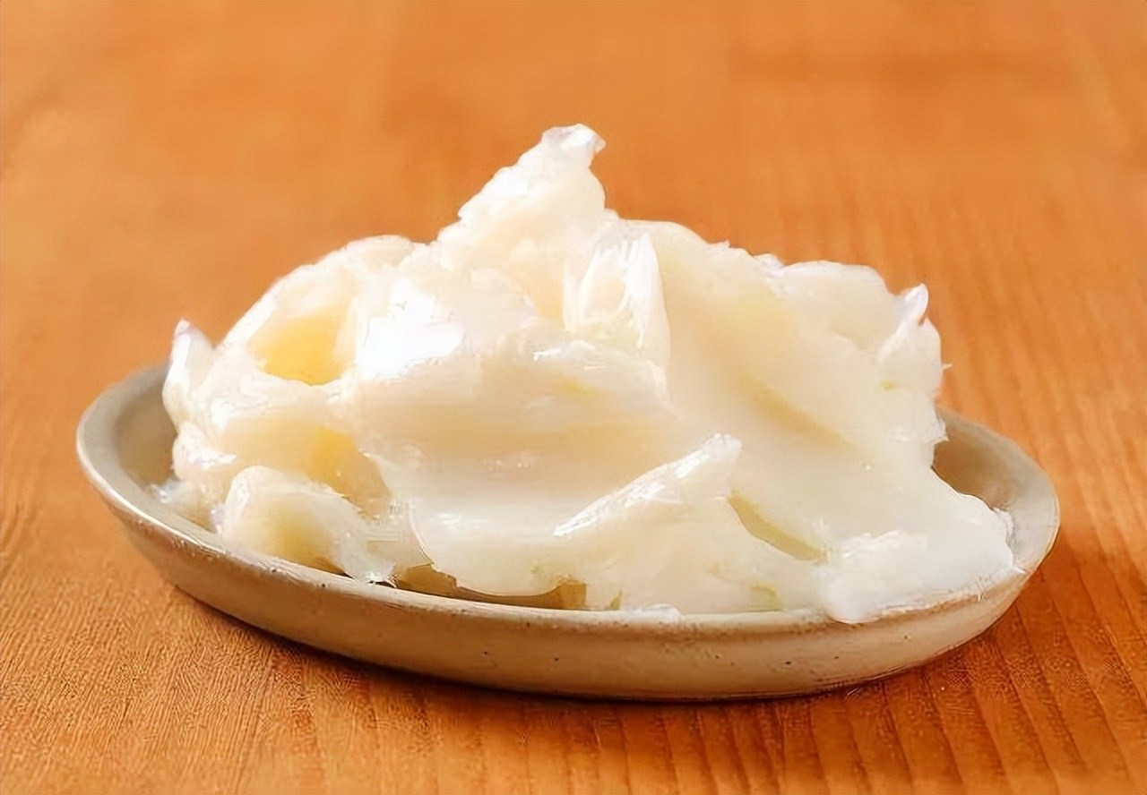 As the saying goes, "a spoonful of lard is worth ten medicines", is ...