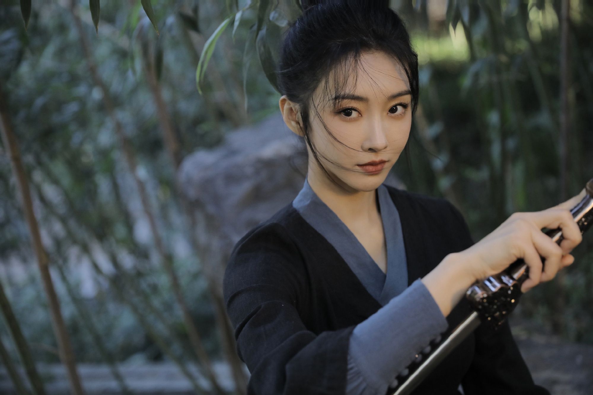 Xuan Lu's young man relies on the risky ground and leans on the long ...