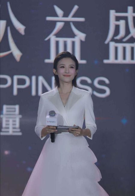 Cai Zi: The host known as Dong Qing's successor - iNEWS