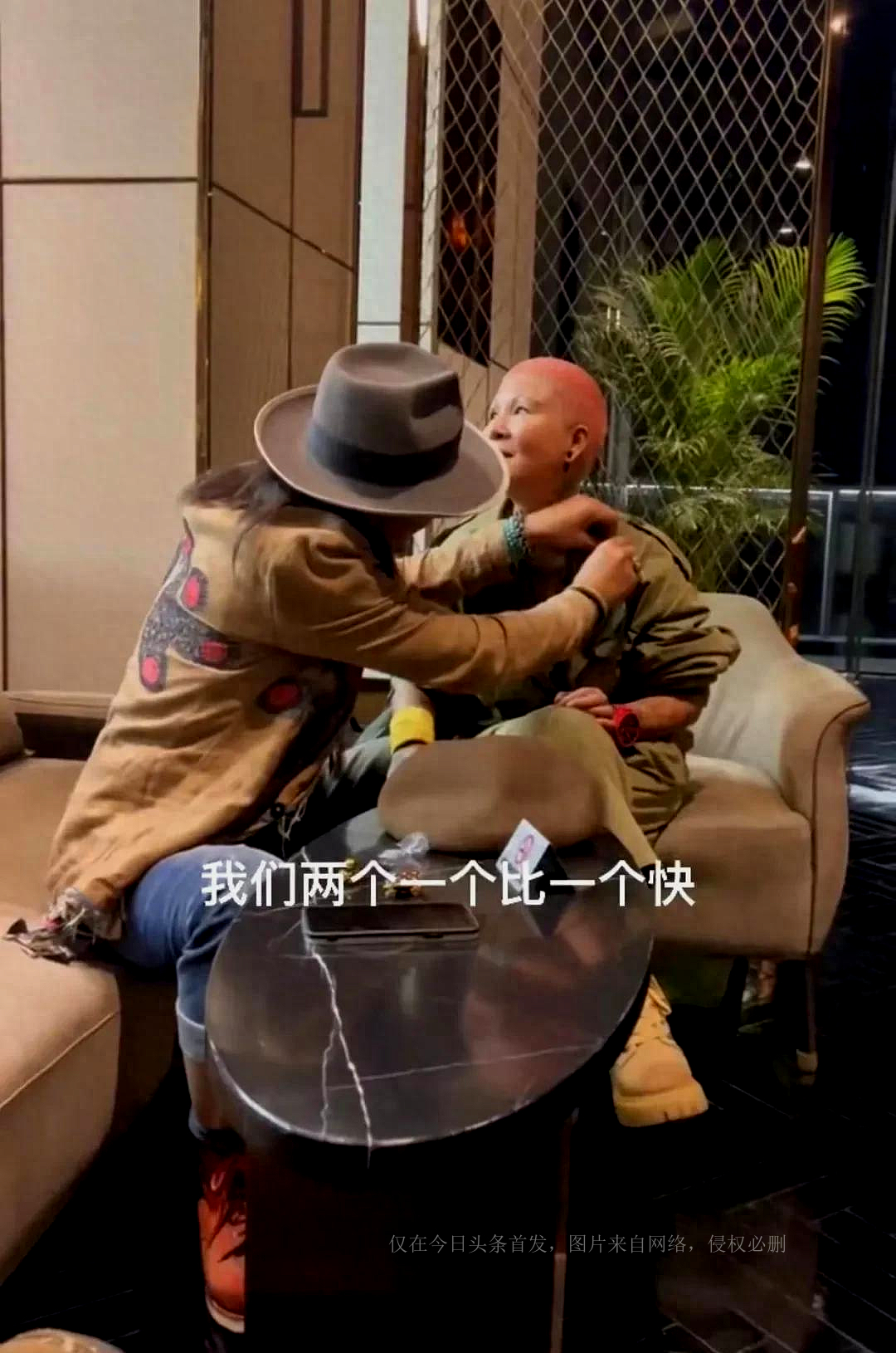 New love? 58-year-old Sun Xing interacted closely with a wealthy woman ...