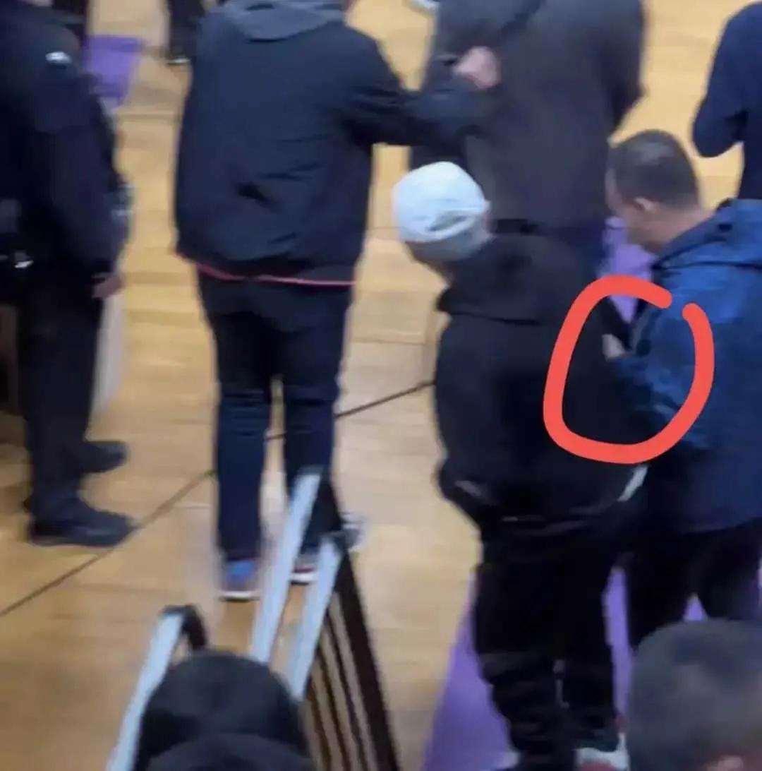 Zhao Benshan appeared at the scene of the basketball finals, walking ...