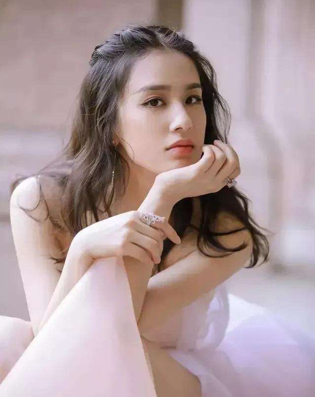 Ming Yang Siying-female star Huang Shengyi - iNEWS