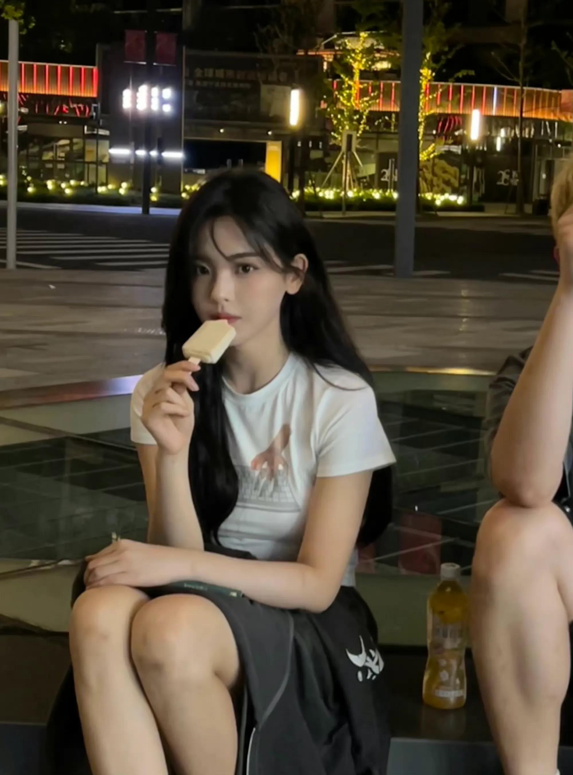 Yang Chaoyue took beautiful photos and sat between two men on the street eating ice cream. A ...