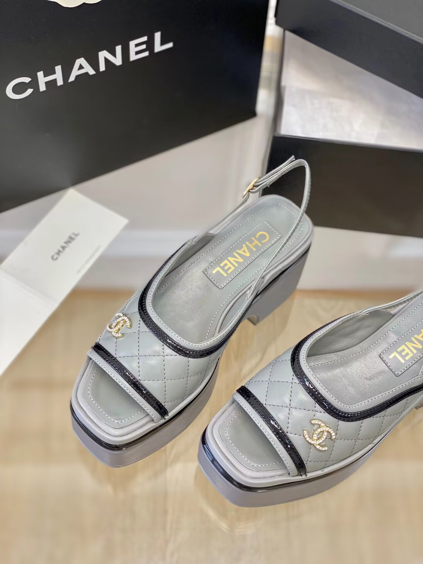 A pair of Chanel platform sandals are really fragrant in the hot summer ...